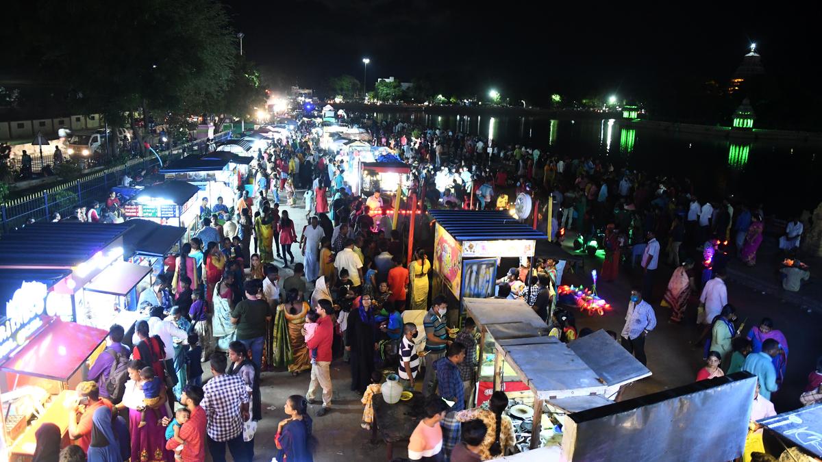 Mariamman Teppakulam loses its serene ambience - The Hindu