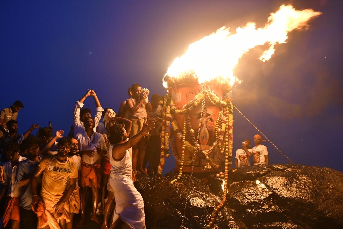 Sea of devotees gather to witness Maha Deepam in Tiruvannamalai - The Hindu