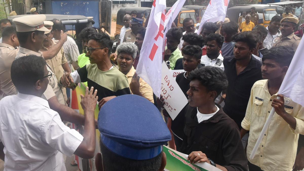 SFI cadre protest against Agnipath - The Hindu