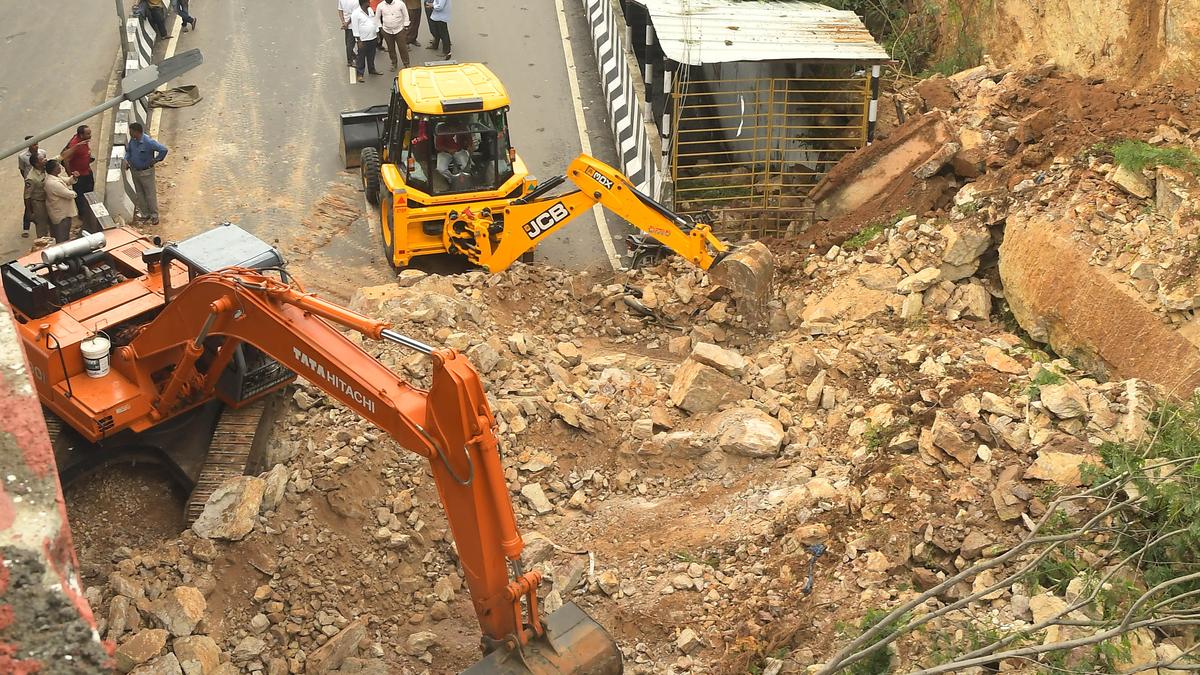 Boulder rolls down Indrakeeladri following heavy rain in Vijayawada, no ...