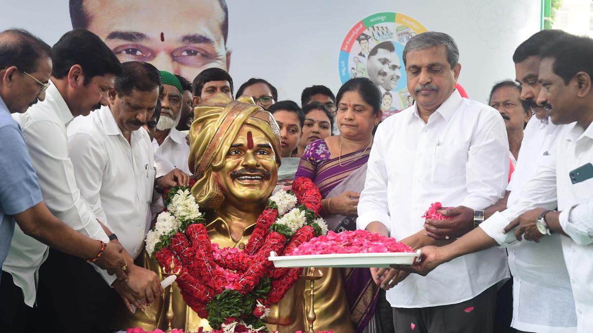 YSRCP leaders pay rich tributes to Y.S. Rajasekhara Reddy on his death ...