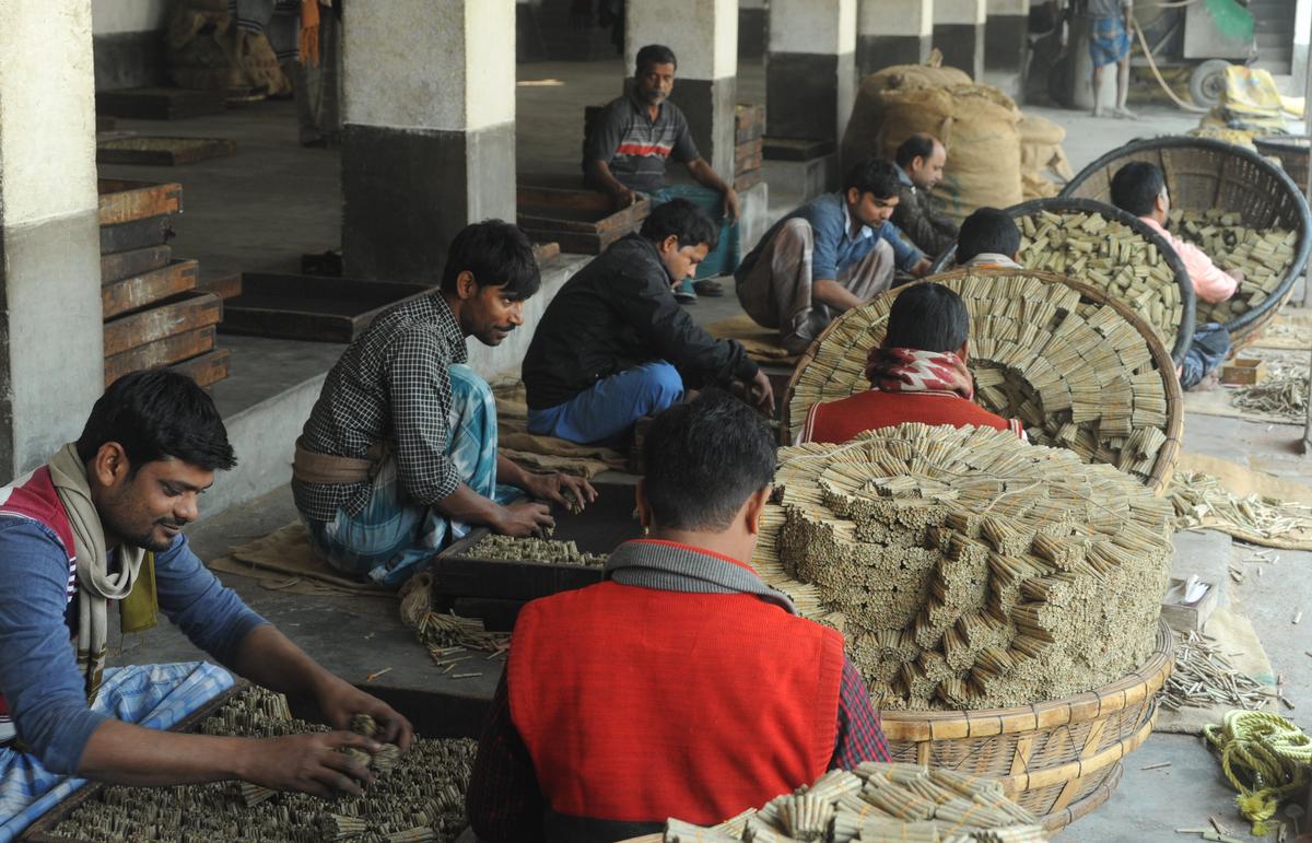Dusk descends on the beedi rollers of Murshidabad - The Hindu