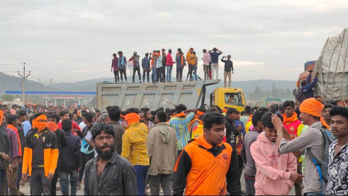 Frenzied mob blocks Hosur-Bengaluru Highway over delayed permission for ...