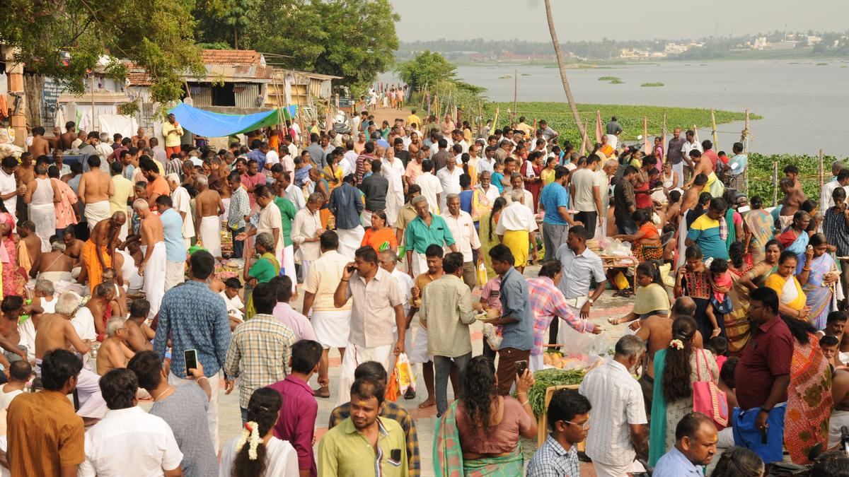 Devotees throng Bhavani Kooduthurai in Erode on ‘Mahalaya Amavasya ...