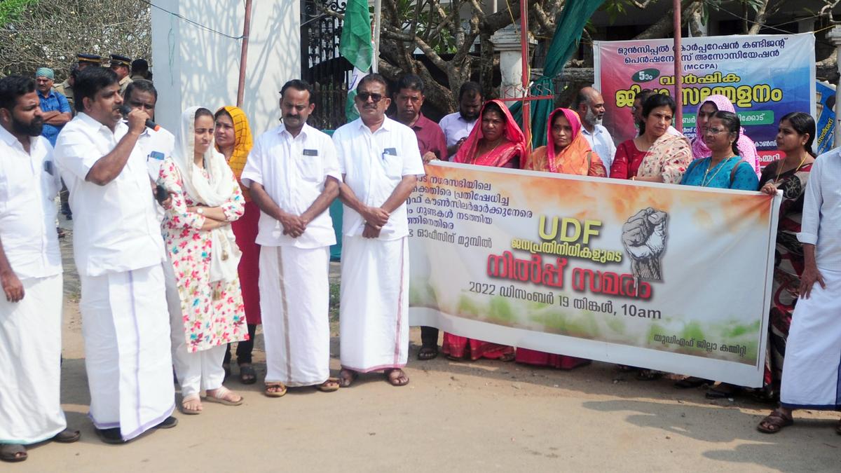 Clash in Kozhikode Corporation office: case registered against LDF, UDF councillors - The Hindu