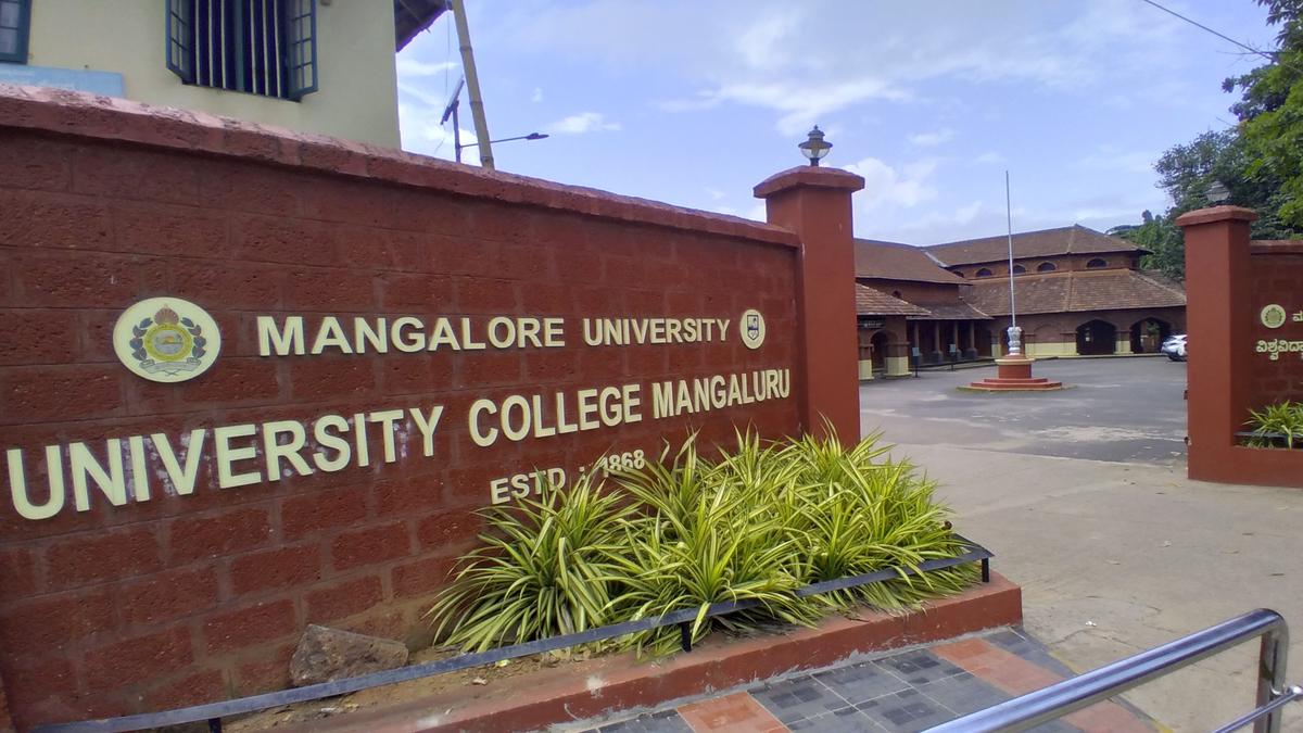 A few students of Mangaluru’s University College turn up with hijab ...