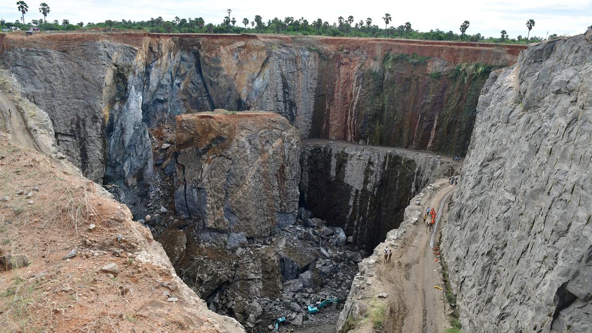 One killed, 3 workers trapped in 300-foot-deep quarry - The Hindu