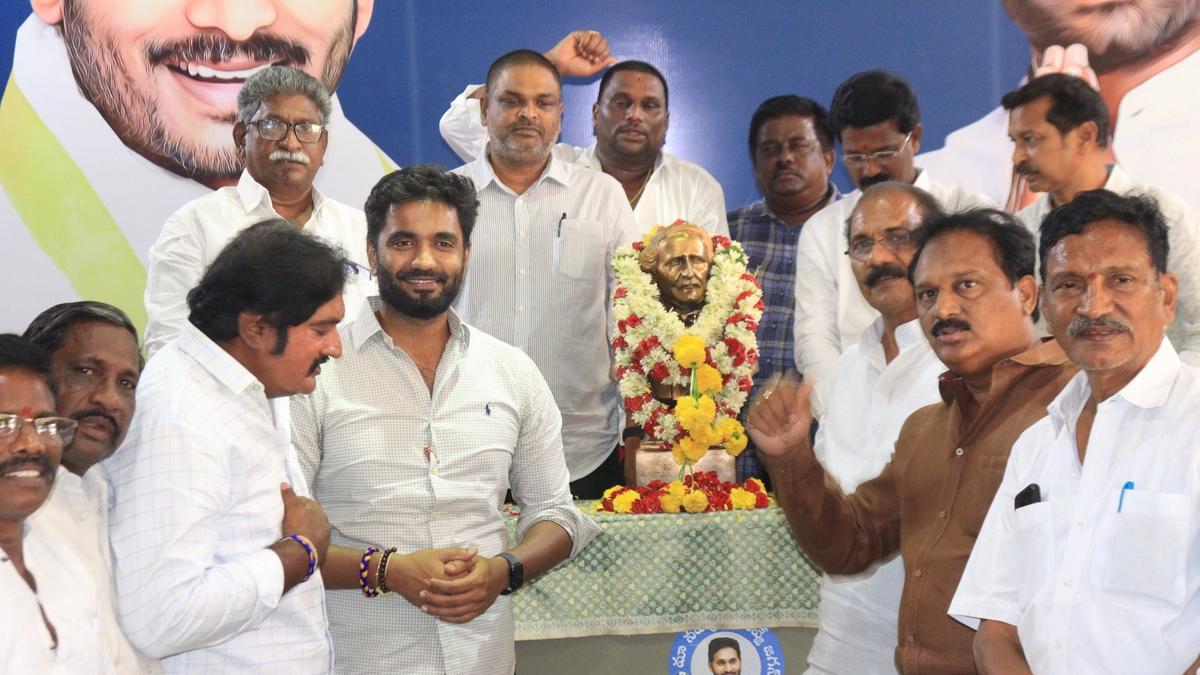 People across Godavari region pay tributes to Sir Arthur Cotton on his ...