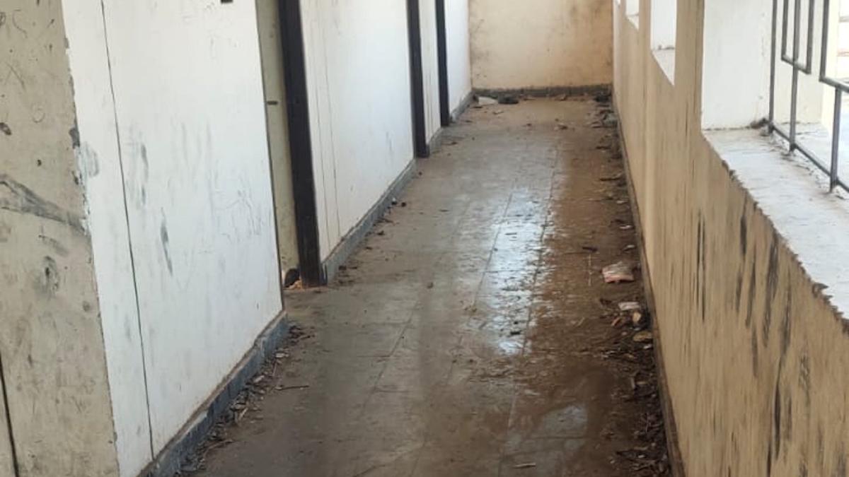 Unkempt pavilion building of Narpala school in Anantapur to greet Chief ...