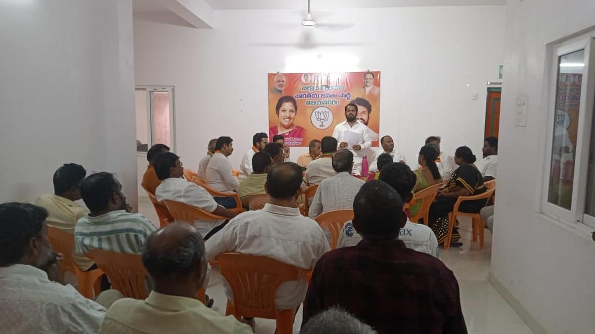 BJP leaders ask Vijaya Sai Reddy and Sajjala Ramakrishna Reddy to offer apology to Purandeswari ...