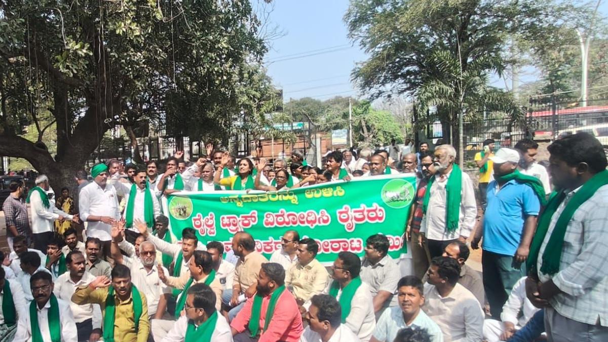 Farmers oppose railway line for Jindal in Ballari - The Hindu