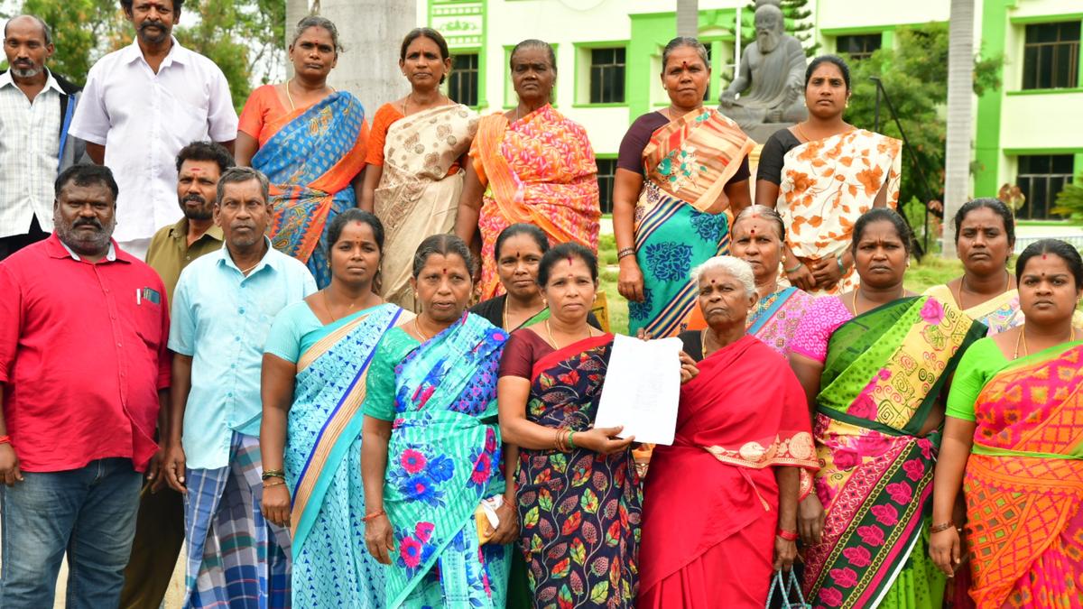 Samathuvapuram residents demand house patta - The Hindu