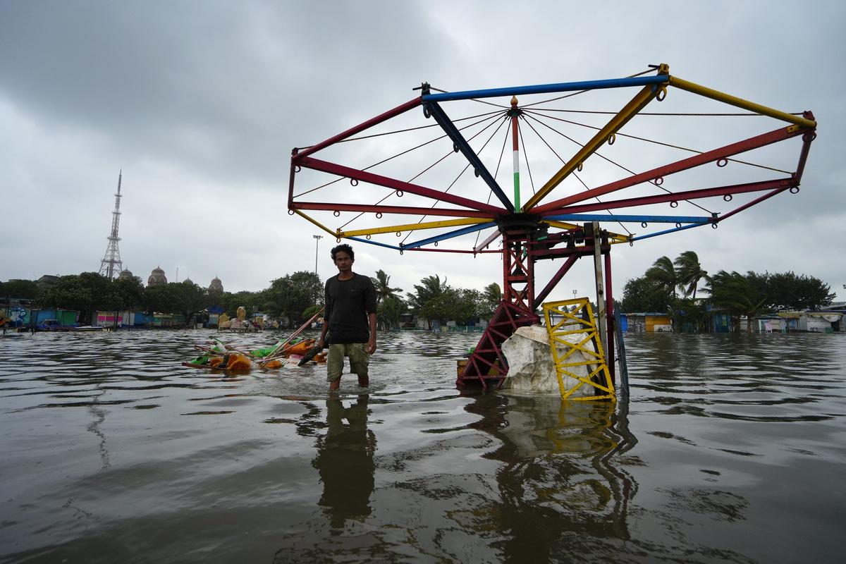In Photos | Cyclone Mandous lashes Chennai, disrupts life - The Hindu
