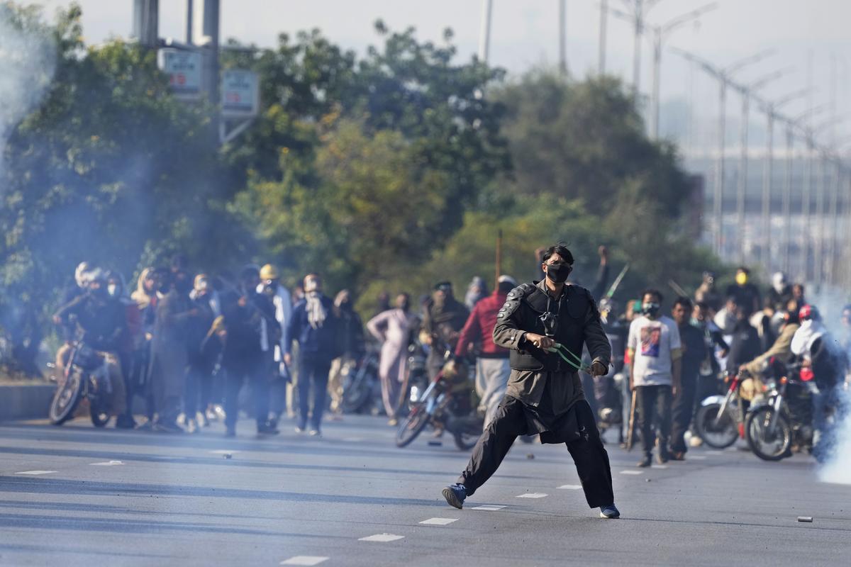 Imran Khan supporters breach Islamabad lockdown, six killed in violence ...