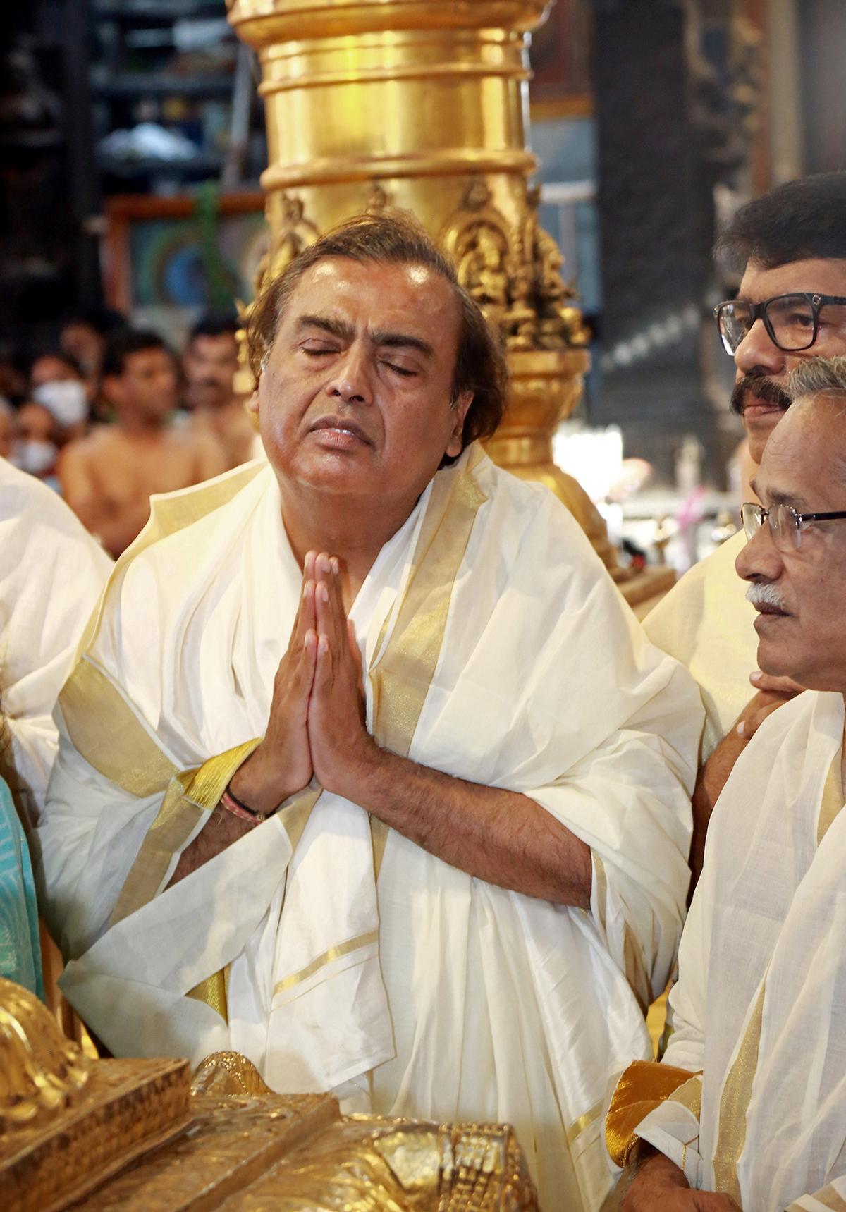 Mukesh Ambani offers prayers at Guruvayur temple - The Hindu