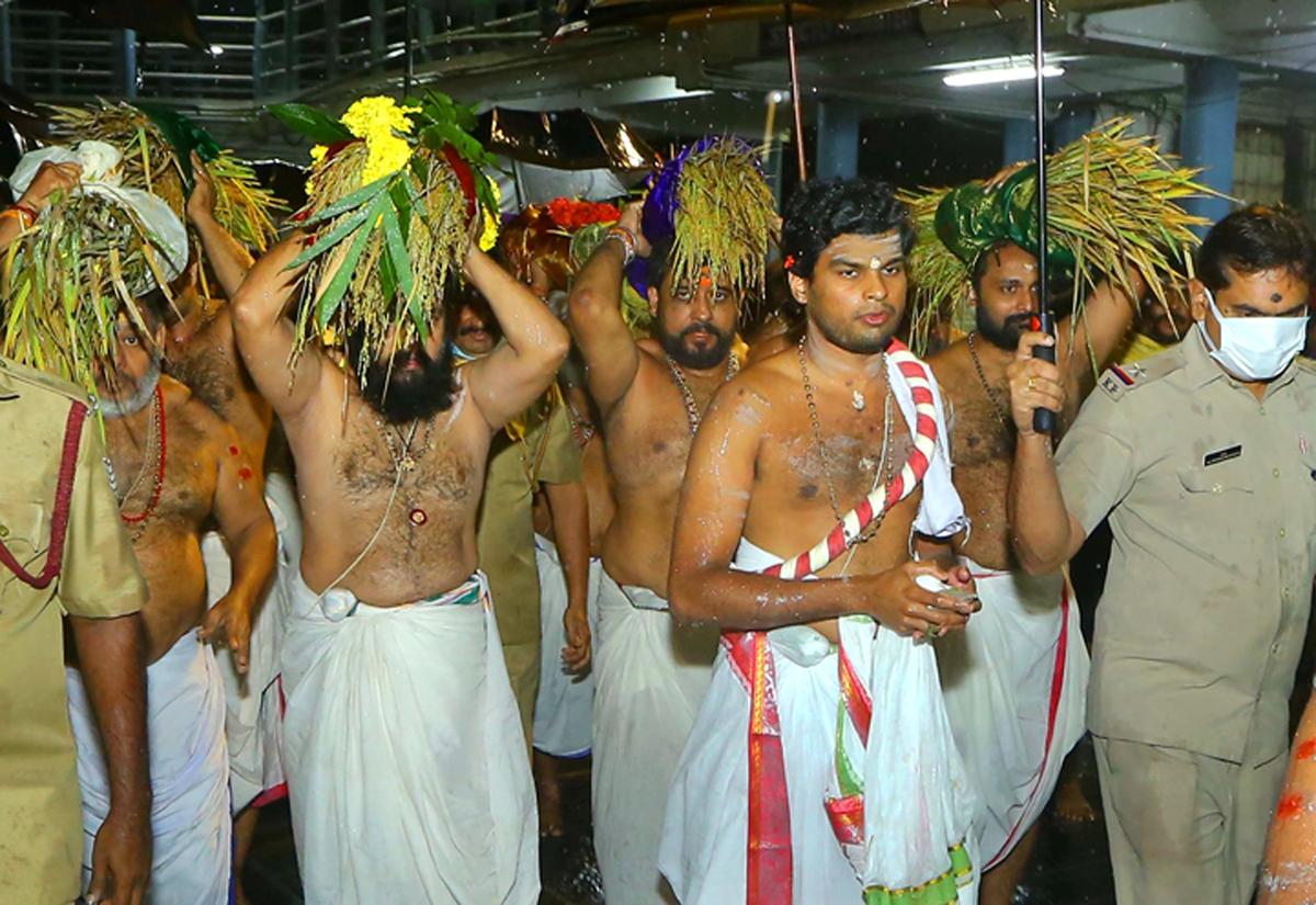 Rain casts shadow over Sabarimala pilgrimage - The Hindu
