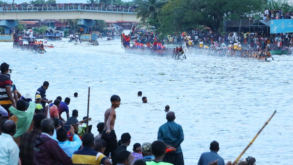 Ayaparampu Valiya Divanji chundan wins Champakulam Moolam boat race ...
