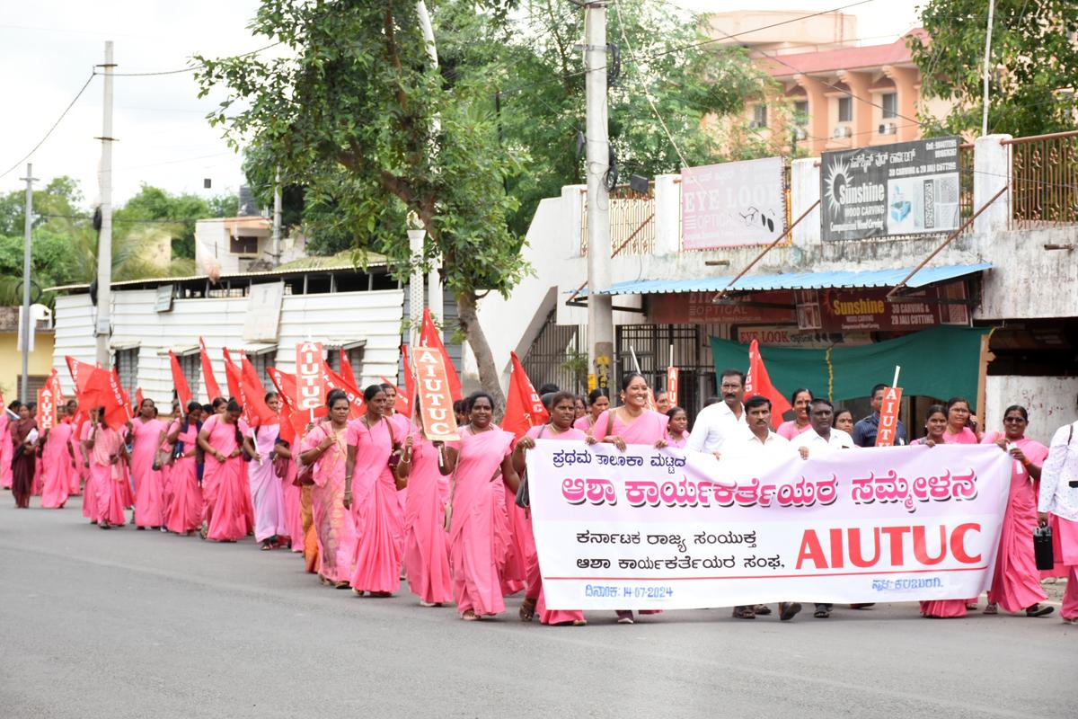 ASHAs demand minimum wages, social security - The Hindu