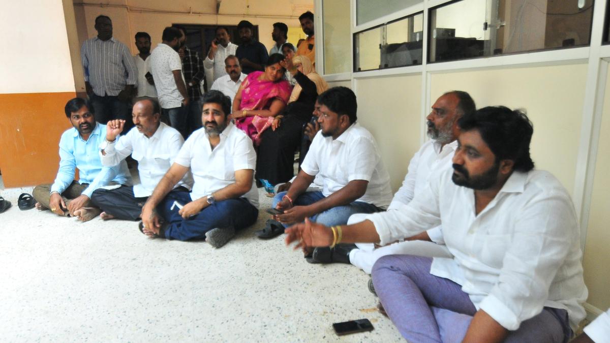Mayor, others stage protest against Ballari Corpn. Commissioner - The Hindu