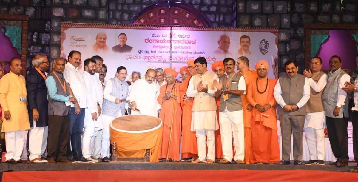 Kittur Rani Chennamma comes alive on stage in Dharwad, CM Bommai ...