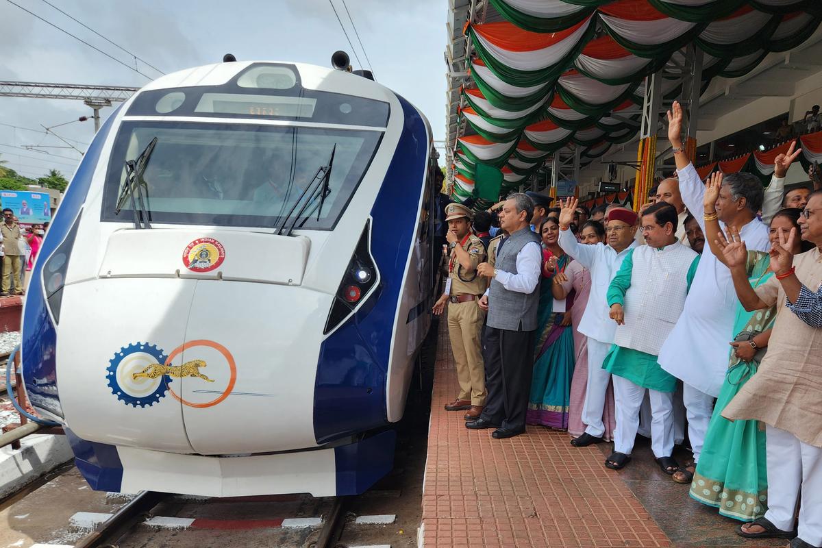 ‘Vande Bharat’ chugs out of Dharwad - The Hindu