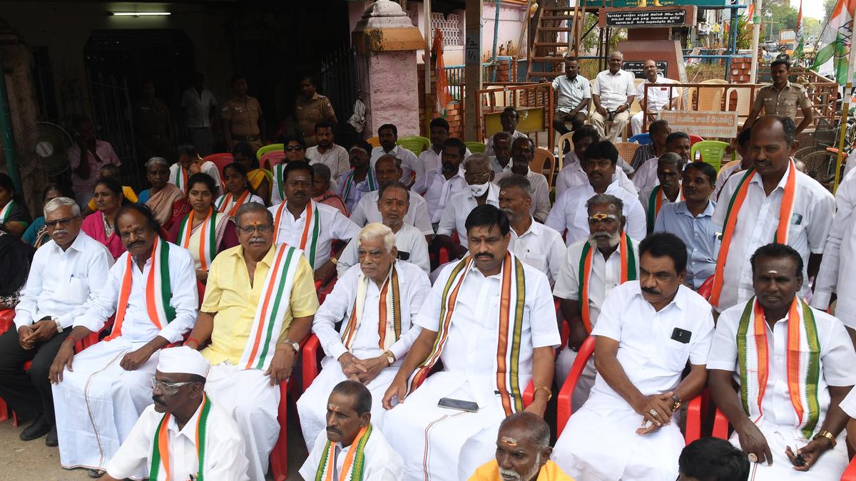 Congress stages demonstration in Madurai - The Hindu