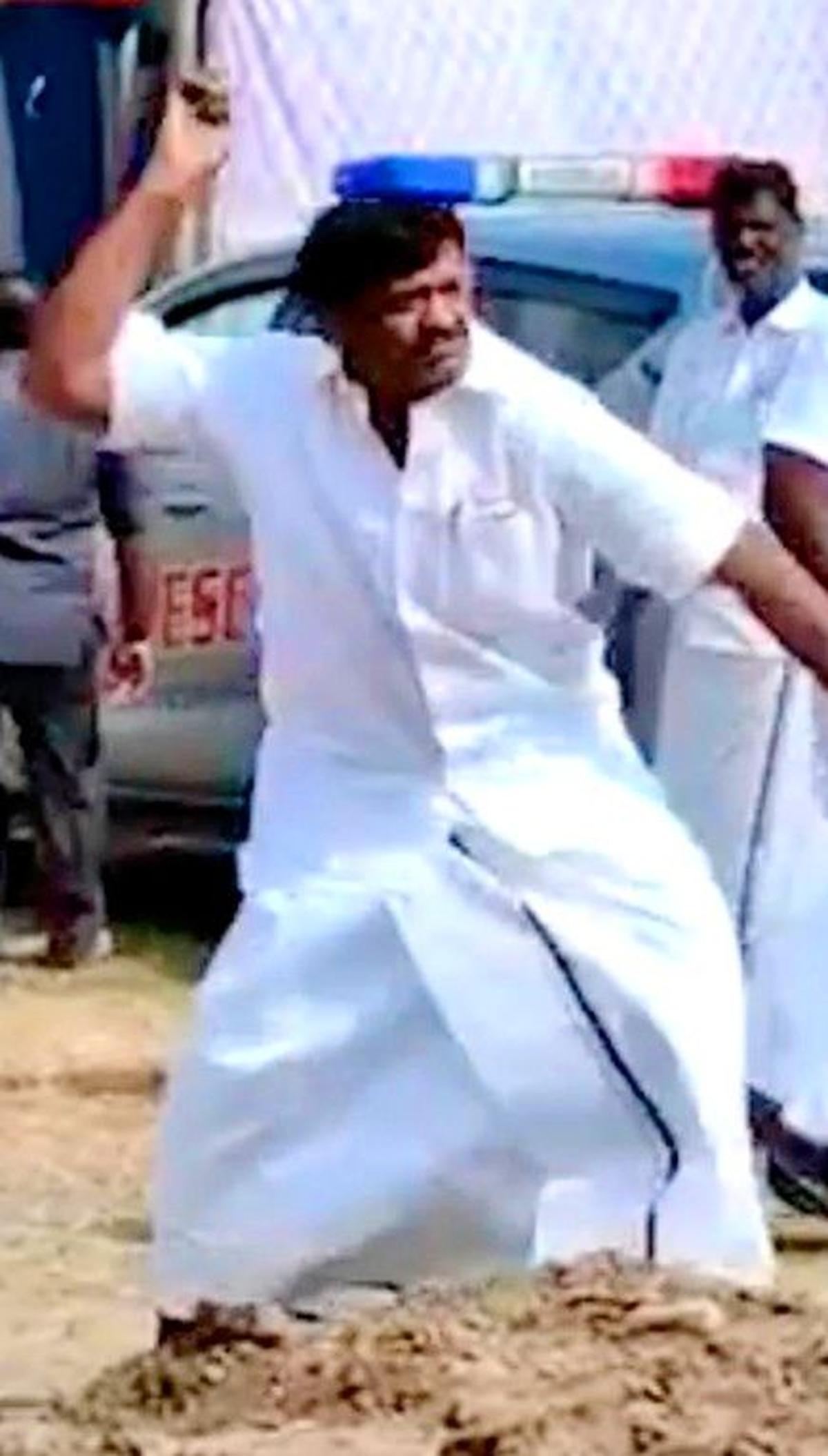 T.N. Dairy Minister Nasar loses temper, throws clod at worker - The Hindu