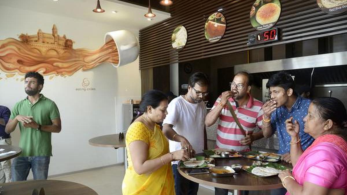 Dining, darshini style - The Hindu