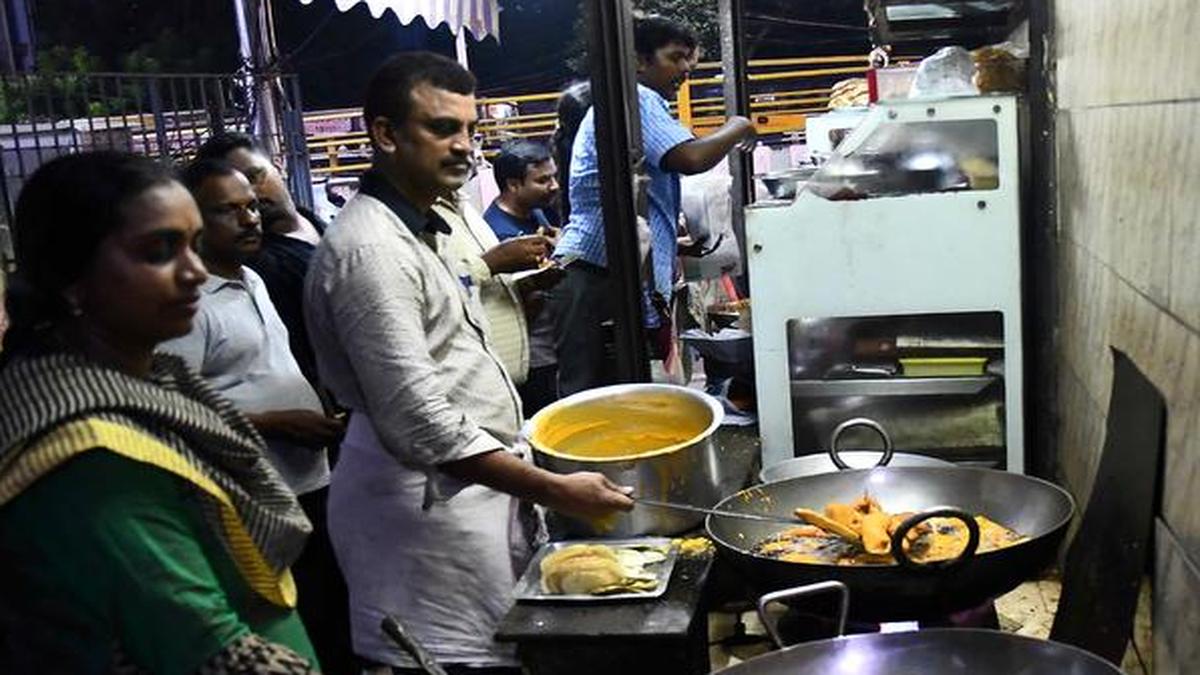 a peek into famous bajji shop in adyar - The Hindu