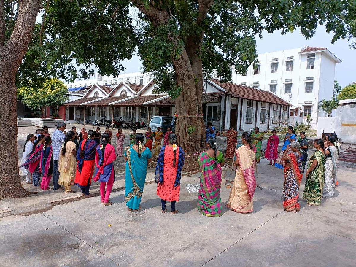 Ethicus and Samarth are teaching women how to weave in Pollachi, Tamil Nadu - The Hindu