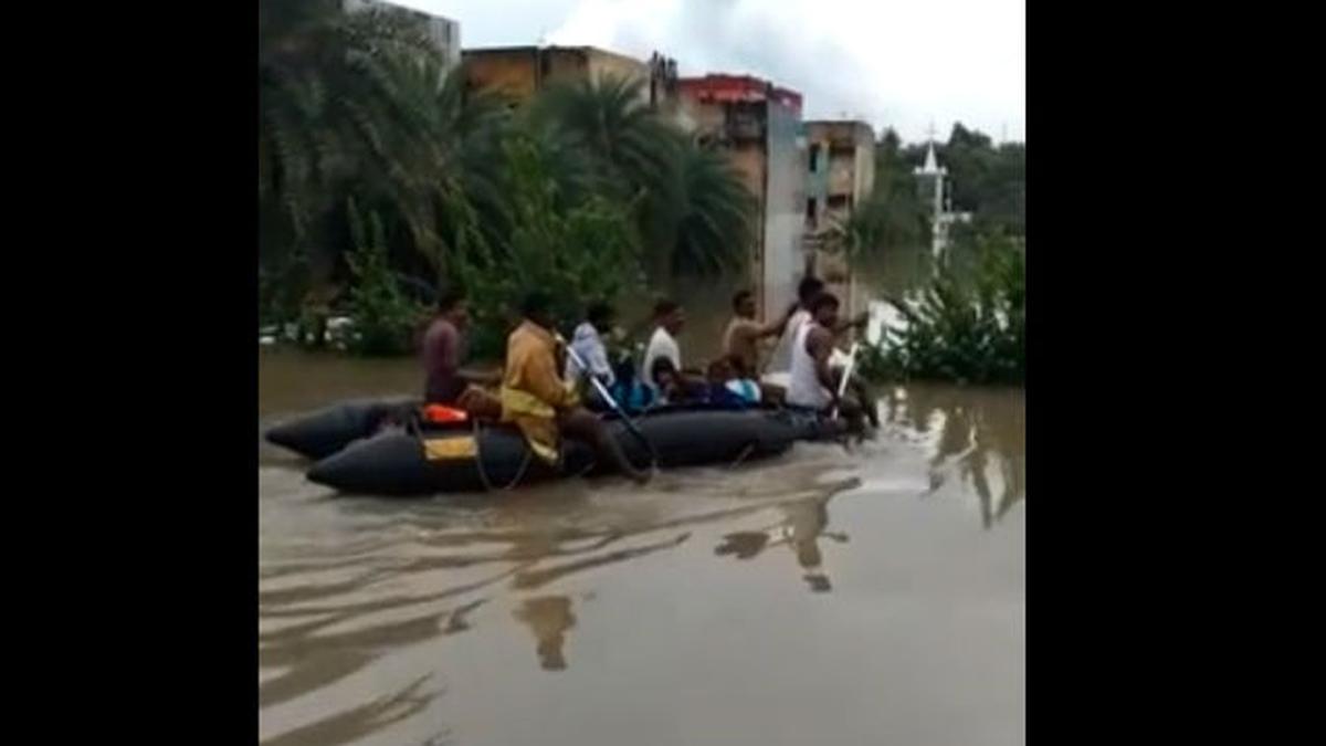 Floods at Kotturpuram as Adyar river overflows - The Hindu