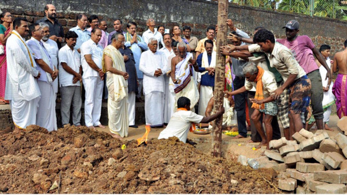 Pejawar Mutt performs ‘Chappara Muhurta’ in Udupi - The Hindu