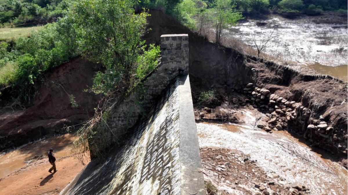 Mini dam bund breaches, causes flash flood - The Hindu