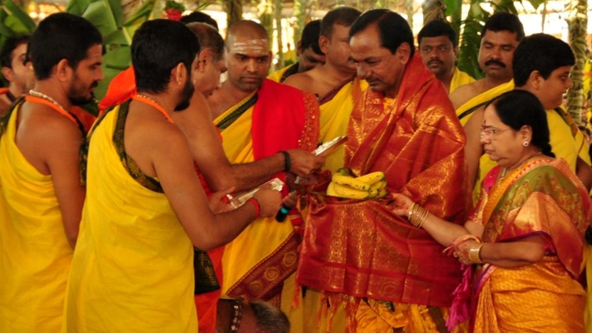 At Chandi Yagam rutvijas follow a dress code - The Hindu