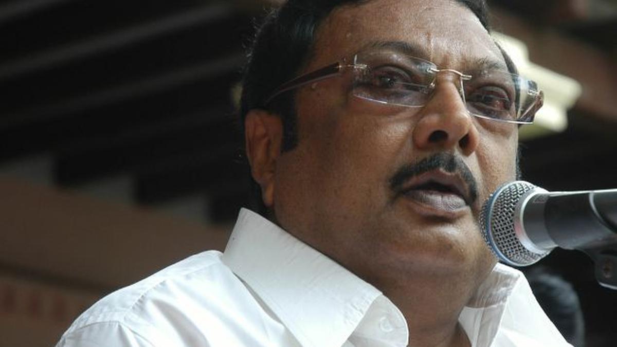 Alagiri supporters burn Napoleon’s effigy - The Hindu