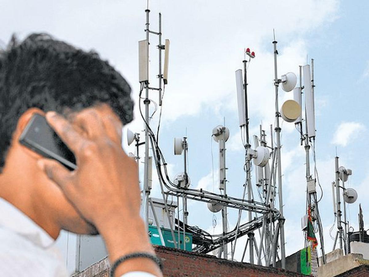 Idea to buy spectrum from Videocon for Rs.3,310 cr - The Hindu