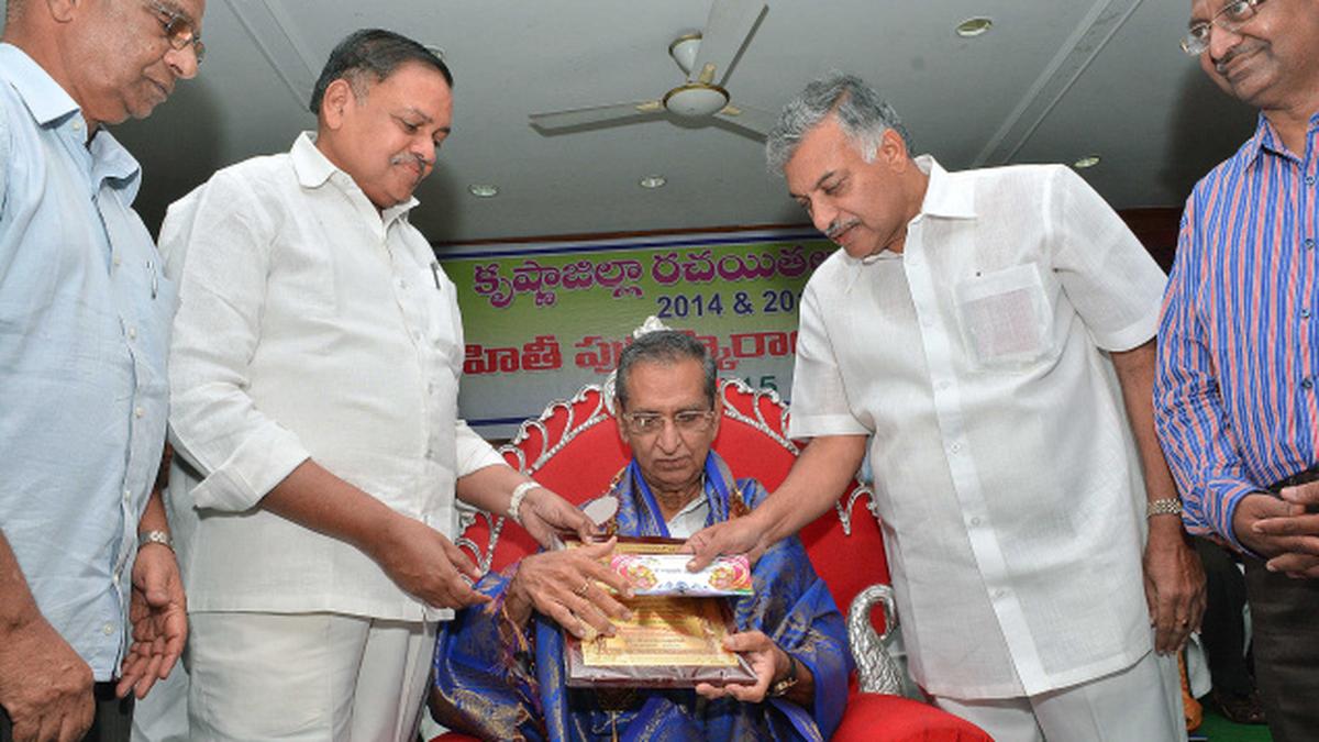Gollapudi Maruti Rao receives sahithi award - The Hindu