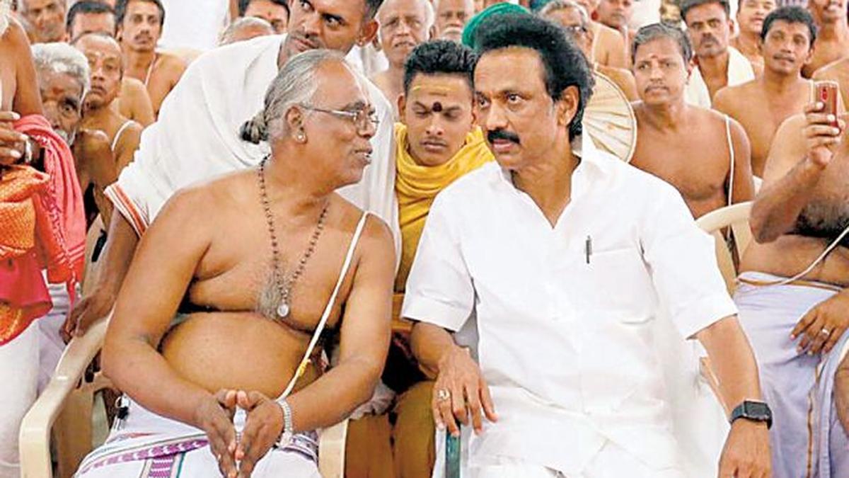 Stalin meets temple priests - The Hindu