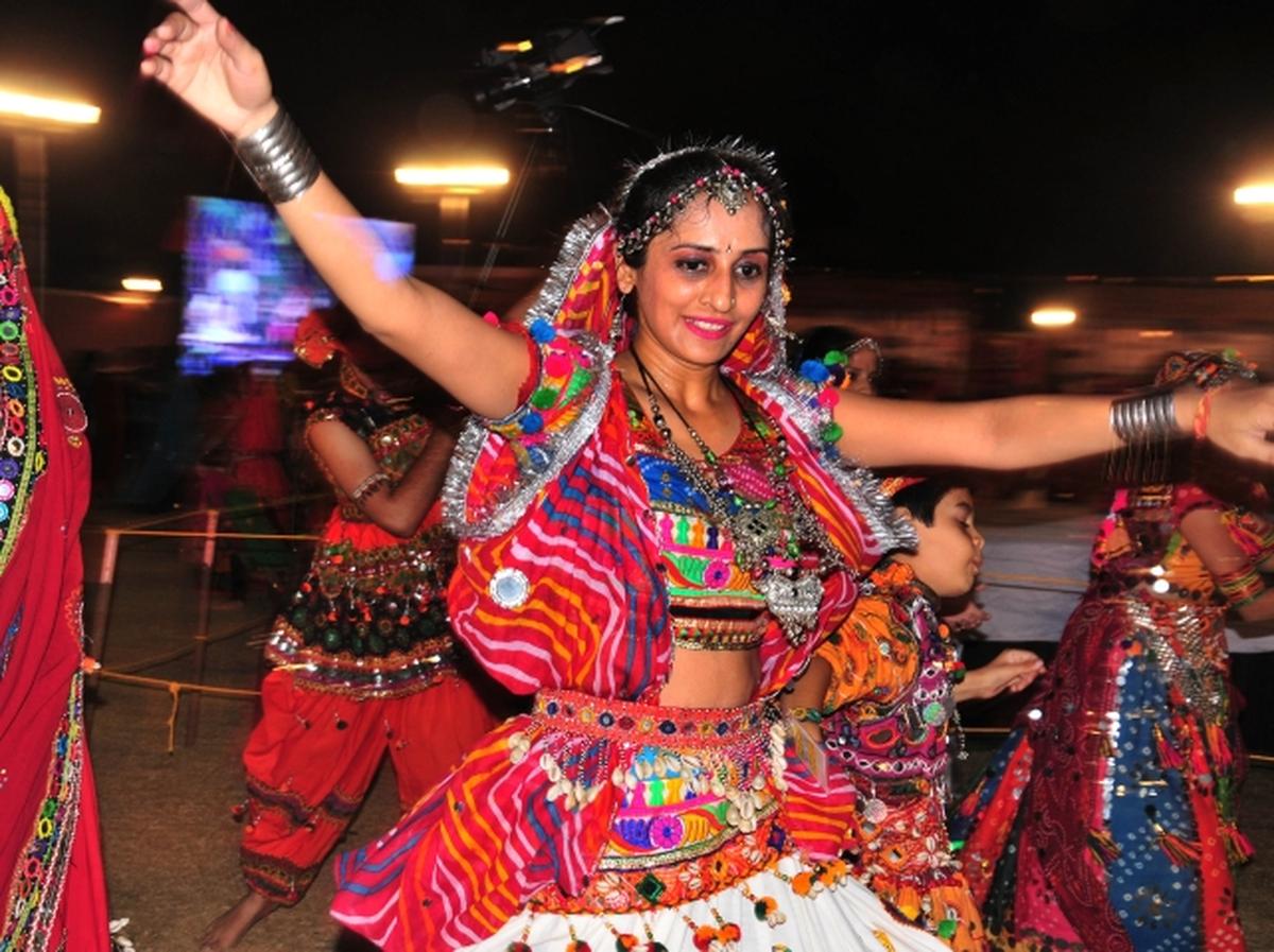Garba, dandiya performers enthral - The Hindu