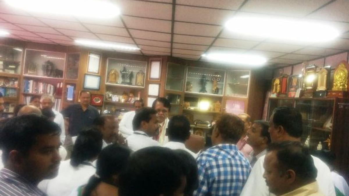 NIMHANS employees storm director’s office - The Hindu