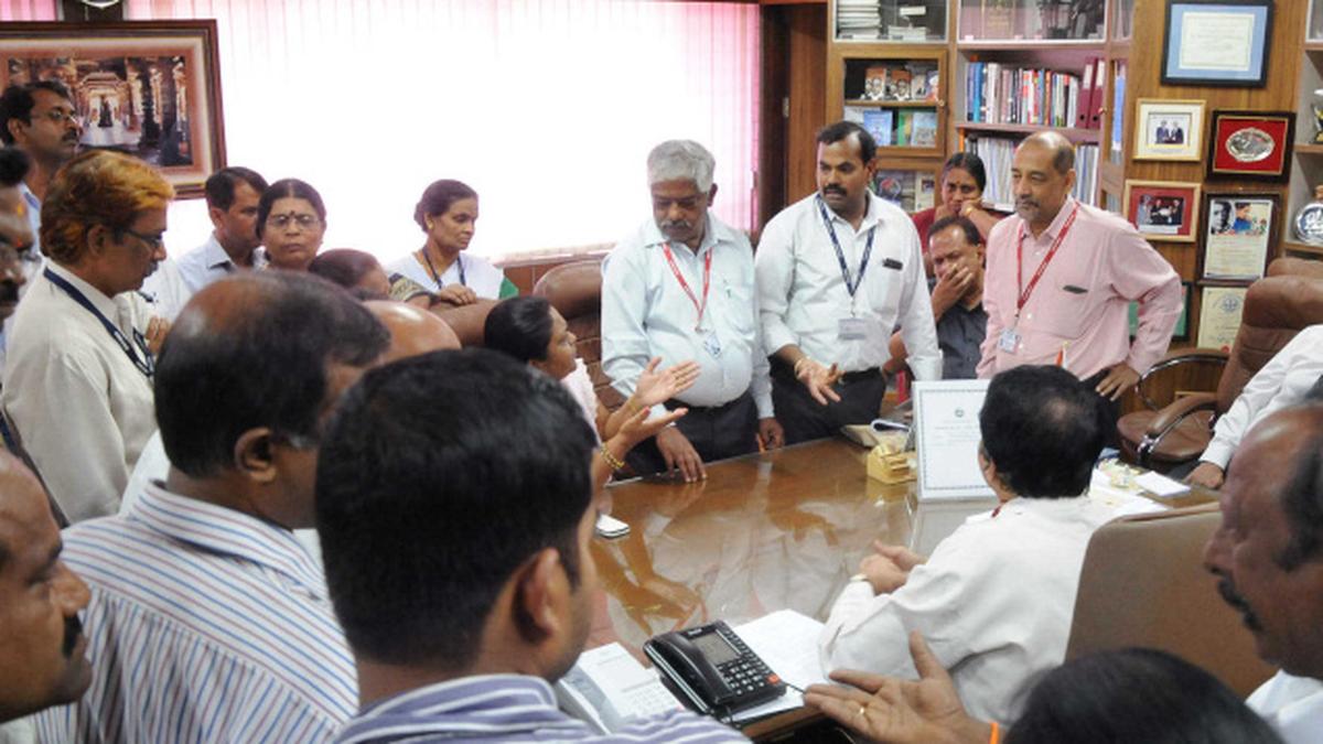 Employees barge into NIMHANS director’s office - The Hindu