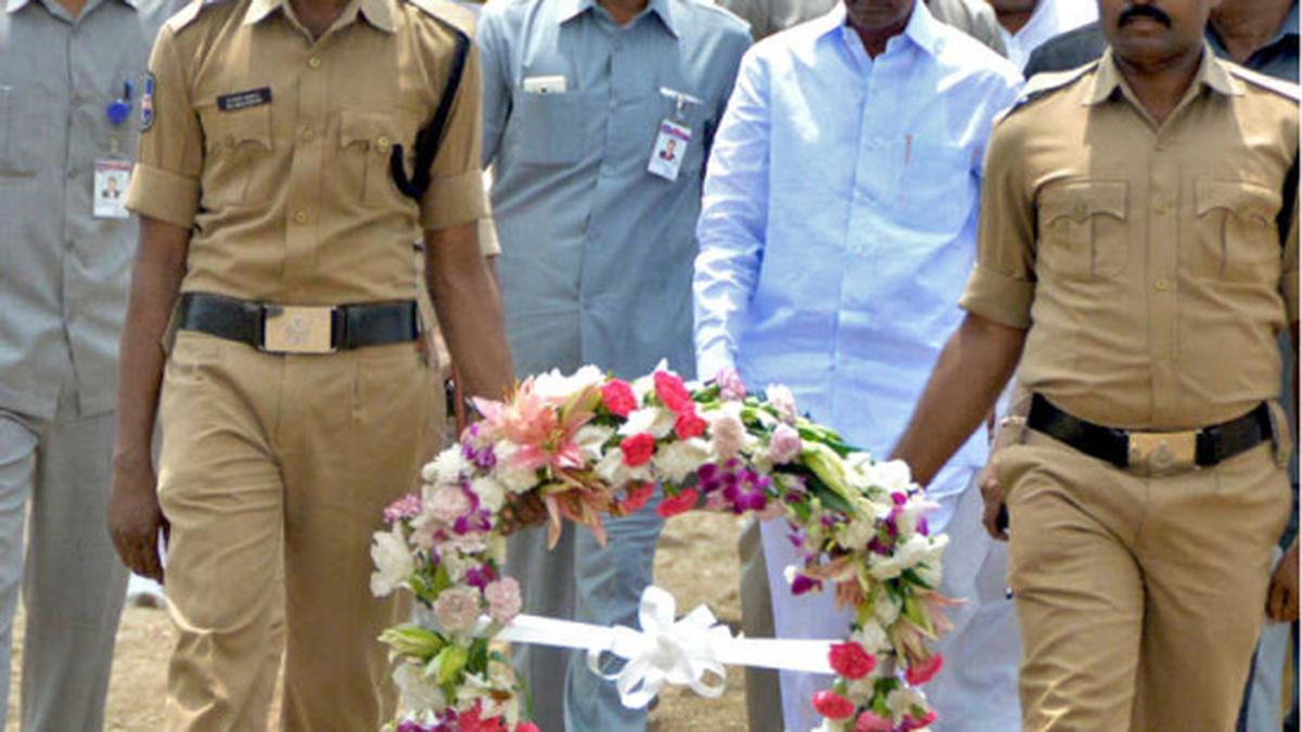 Thousands bid adieu to Kishta Reddy - The Hindu
