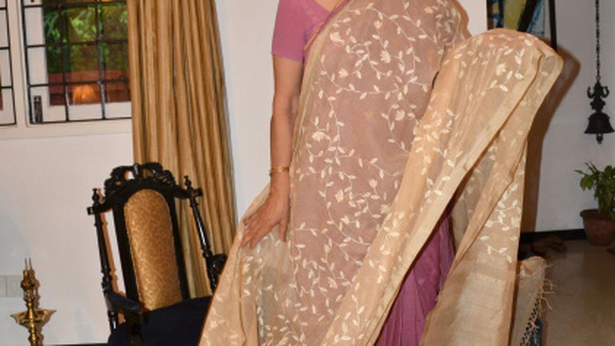 some expert tips on absolute no-no’s while wearing a sari - The Hindu