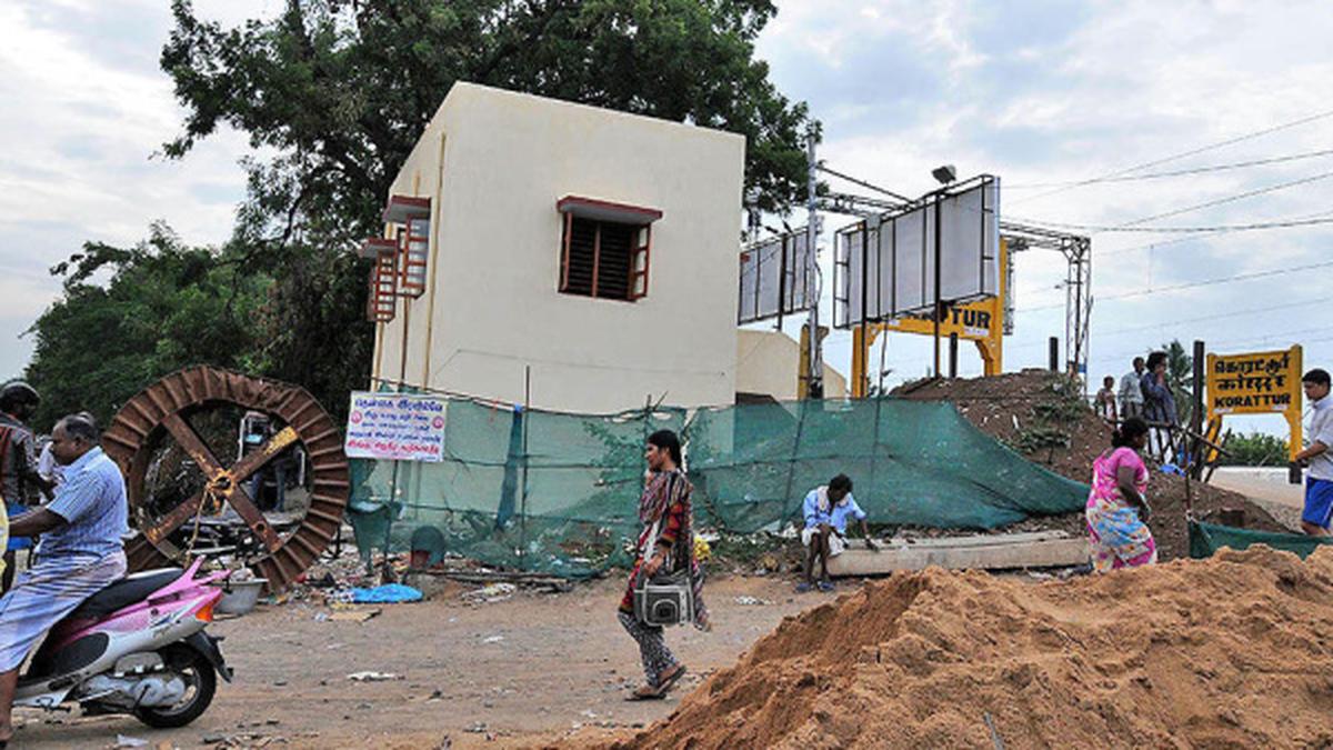 Southern side of Korattur station lacks parking space - The Hindu