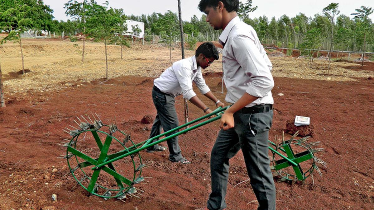 A manual tiller that helps farmers - The Hindu