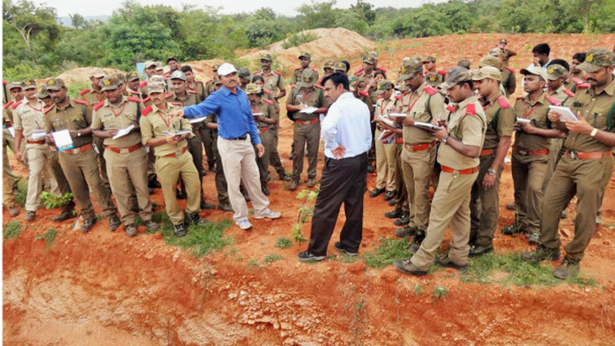 Forest officers arrive in Nalgonda for field visit - The Hindu