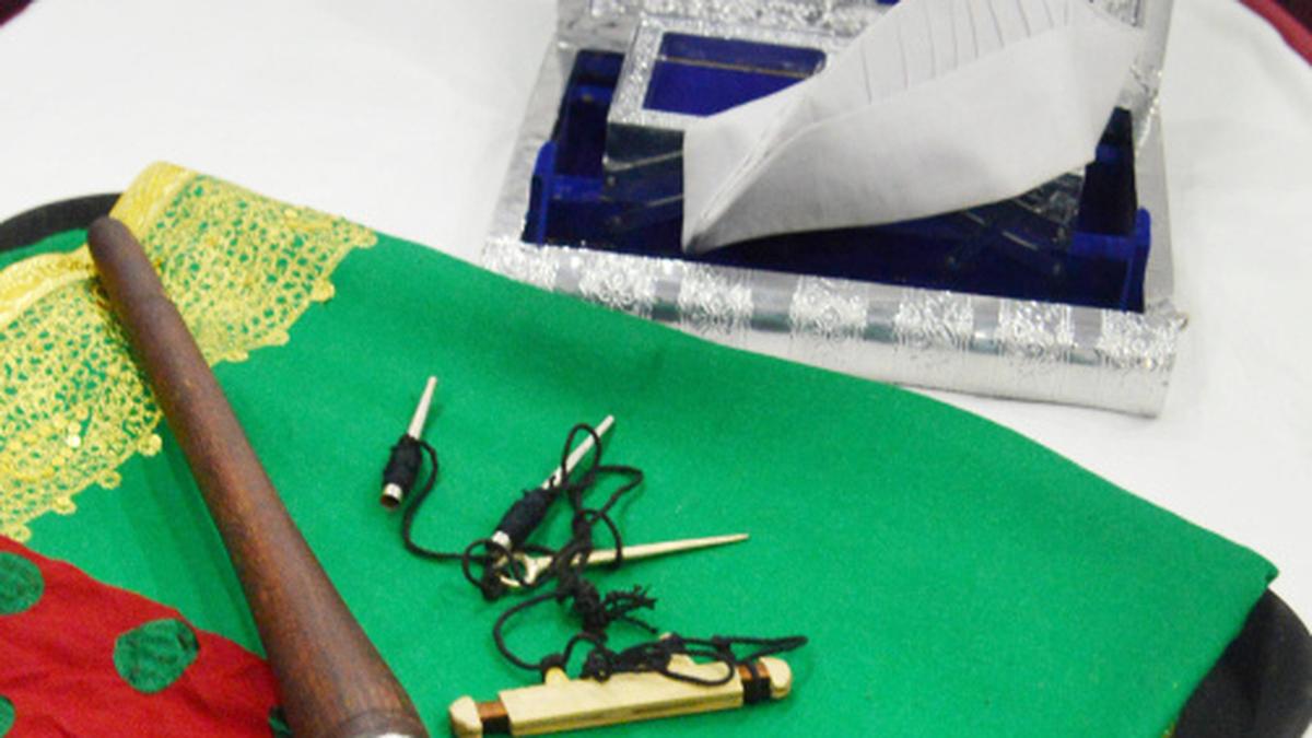 A maestro and his love for ‘Benglor topi’ - The Hindu