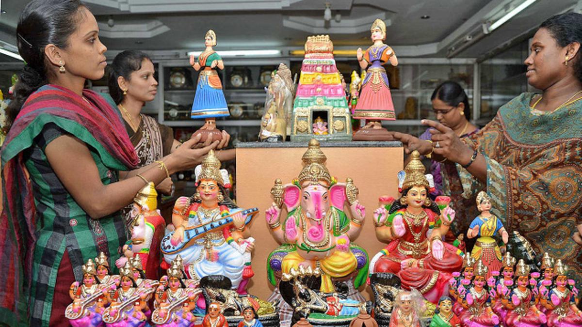 New sets of kolu dolls arrive at Poompuhar showroom - The Hindu
