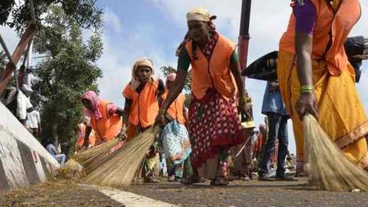Promote Hyderabad’s image globally as clean city: KCR - The Hindu