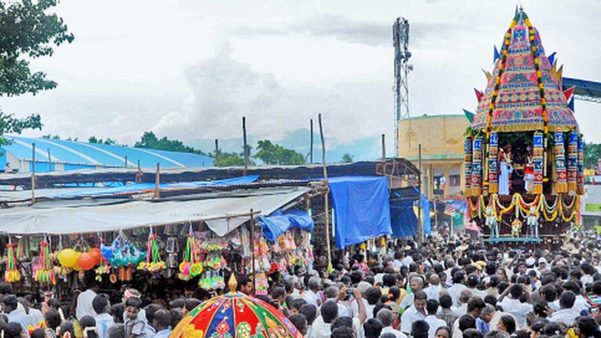 Thousands witness car festival - The Hindu